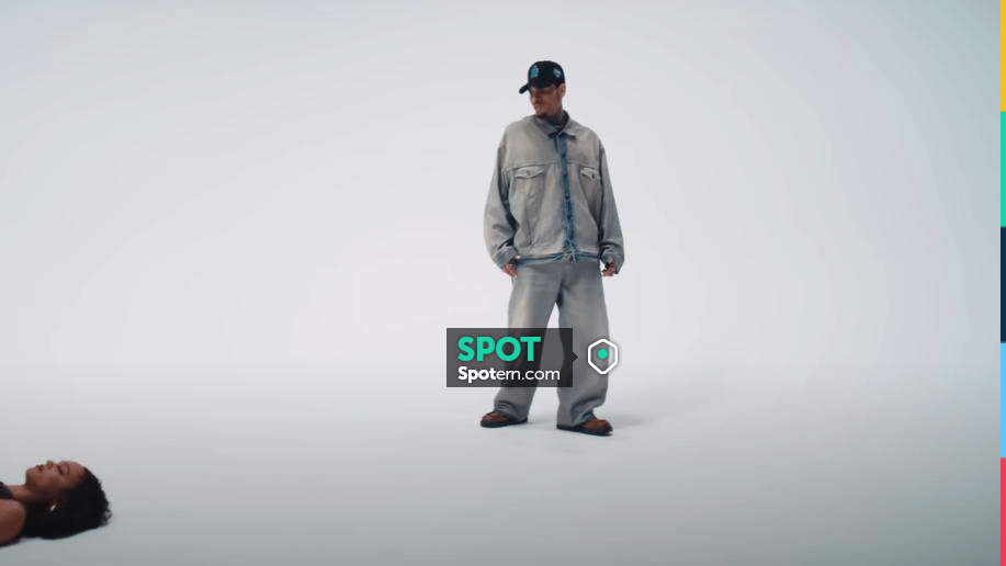 Consigue el look de Chris Brown: los vaqueros holgados azul claro de ...