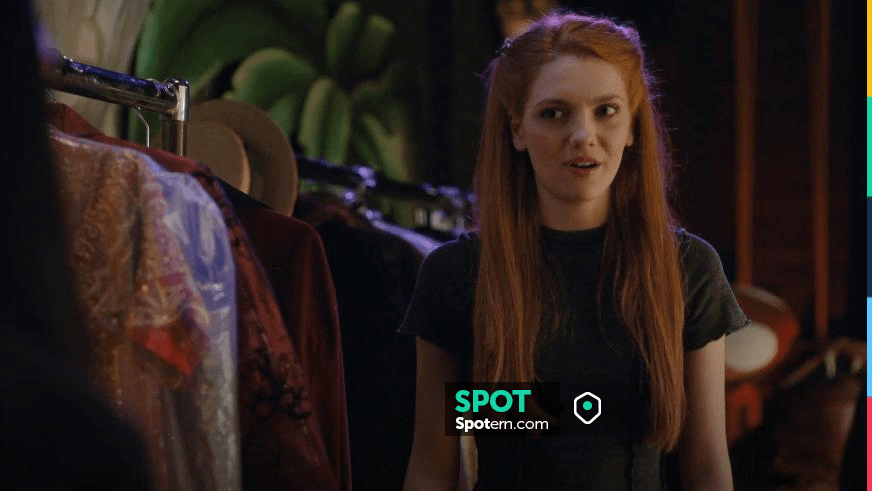 BDG Katie Seam Baby Tee usada por Harriet Manners (Emily Carey) como se ...