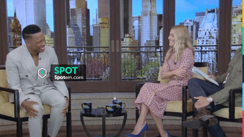 Débardeur côtelé brodé du logo Versace porté par Leslie Odom Jr. tel ...