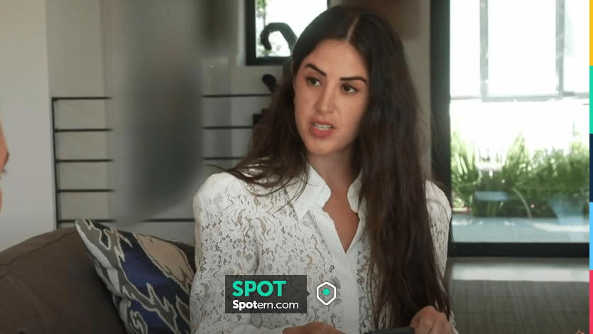 Blouse en dentelle de l’Agence Jenica portée par Michelle Lally vue ...