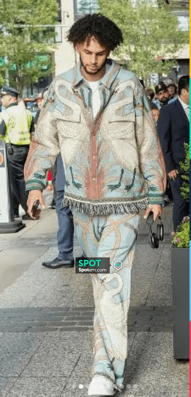 Pantalon Amiri Light Blue Swan Tapestry porté par Dereck Lively II sur ...