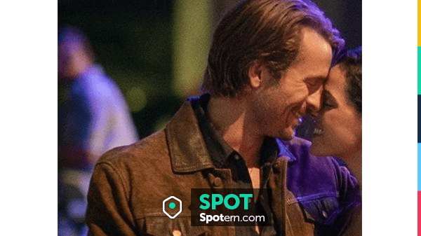 Hit Man Movie: Glen Pow­ell is wearing gray zip jacket to play Gary ...