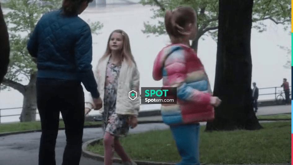 Chaqueta de baño de flores de Nueva York en blanco usada por Chloe como ...