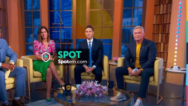 Haut froncé Sandro Becky porté par Rebecca Jarvis tel que vu dans Good ...