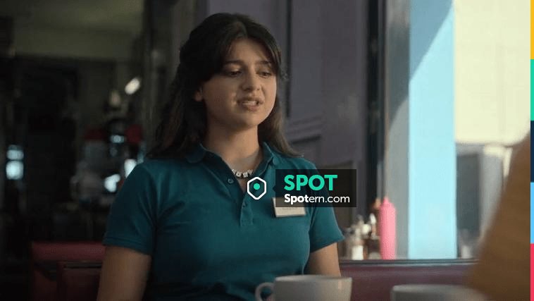 Perimade and Co Square Letter Bead Name Necklace porté par Emma Hutton comme on le voit dans A ...