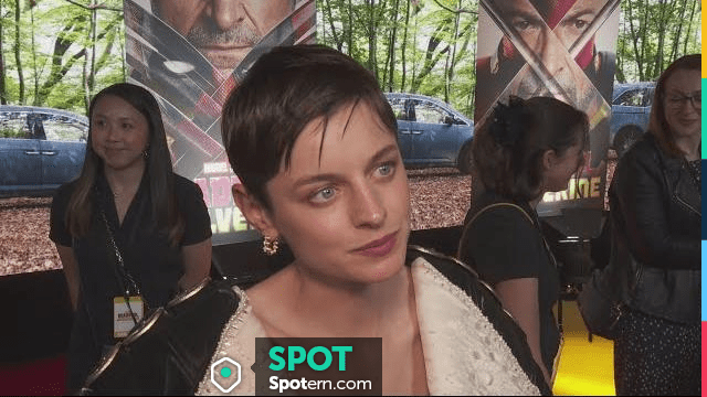 Emma Corrin porte une veste en cuir ceinture Schiaparelli lors de la ...