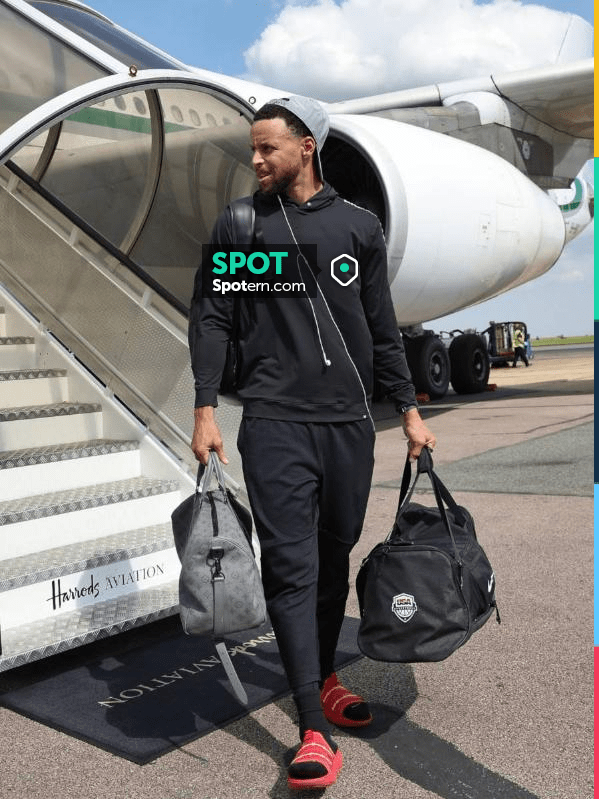 Sweat à capuche Under Armour Black Shoulder Logo UA Playoff porté par ...