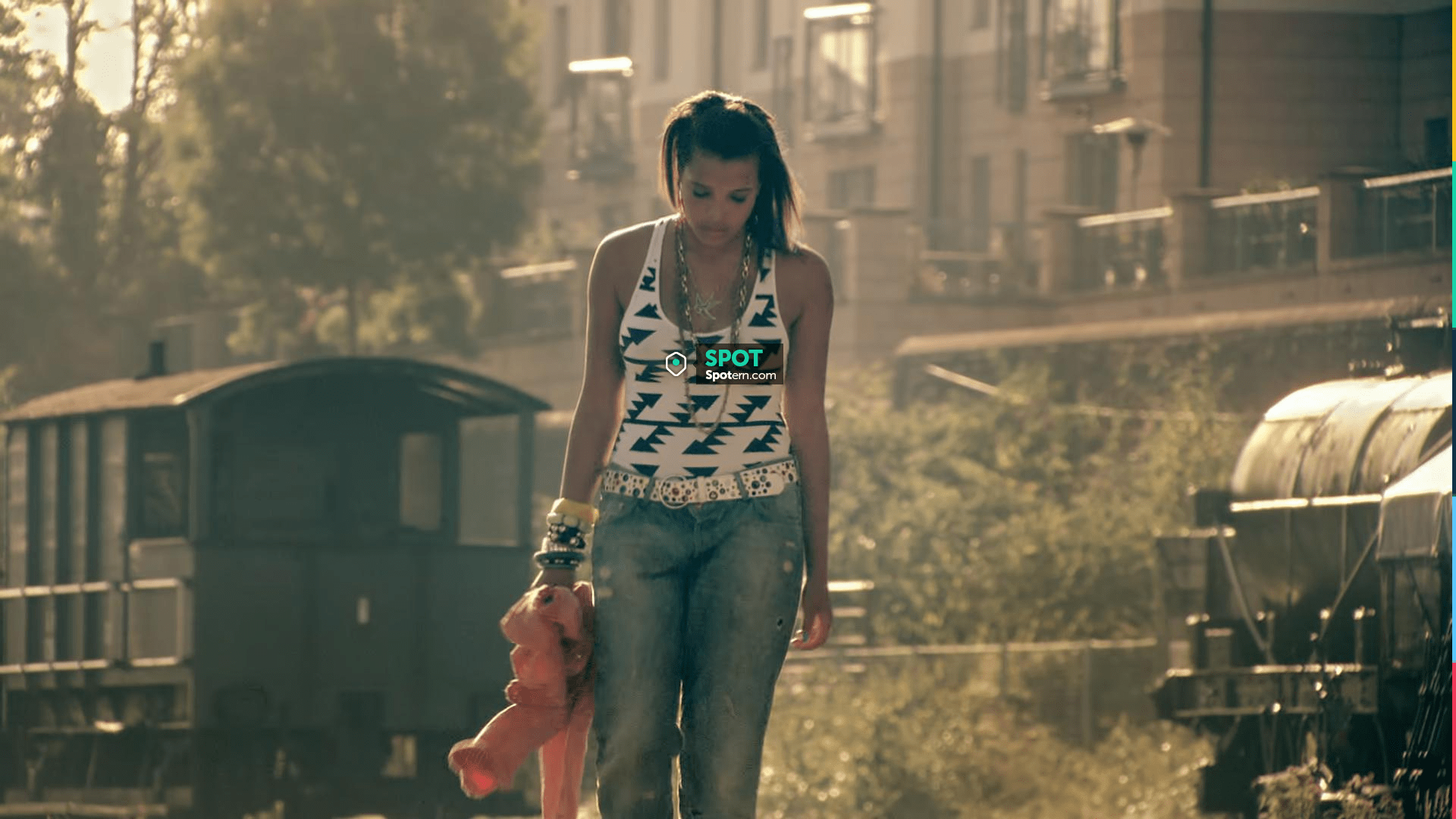 Serie de televisión Skins: Liv Malone (Laya Lewis) lleva un body con ...