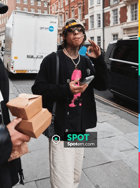 Louis Vuitton Black Monogram Neo Wallet Trunk Bag porté par Natanael Cano sur le compte ...