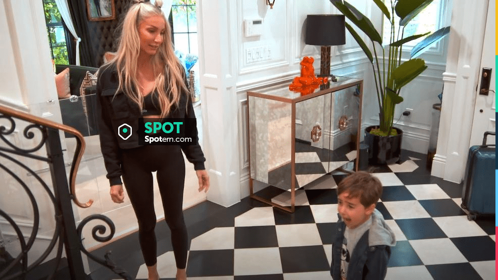 Alo Yoga Renown Cropped Button-Up Pullover usado por Heather Altman ...