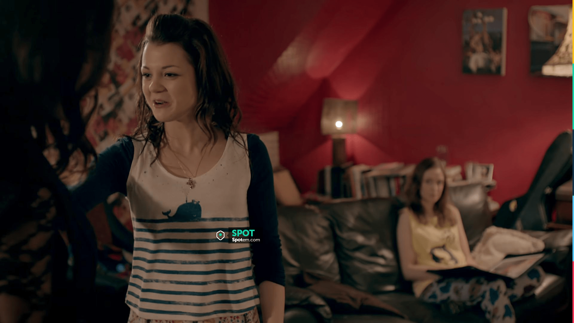 Top de ballena rayada de Emily (Kathryn Prescott) en pieles (S07E02 ...