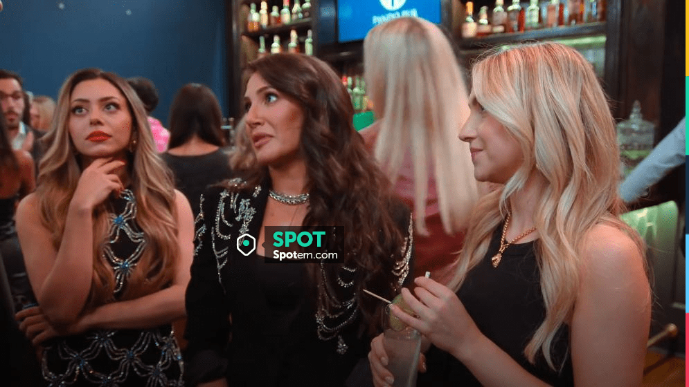 Cinq À Sept Cheyenne Rhinestone-chain Crepe Blazer worn by Chloe Tucker ...