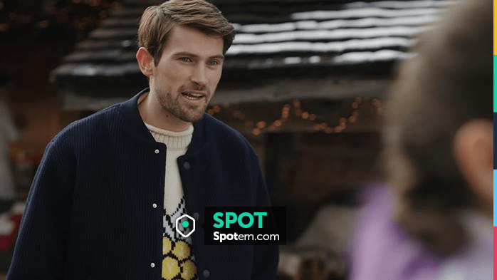 Les looks de la série Emily in Paris : Timothée (Victor Meutelet) porte un pull "Edelweiss" dans ...