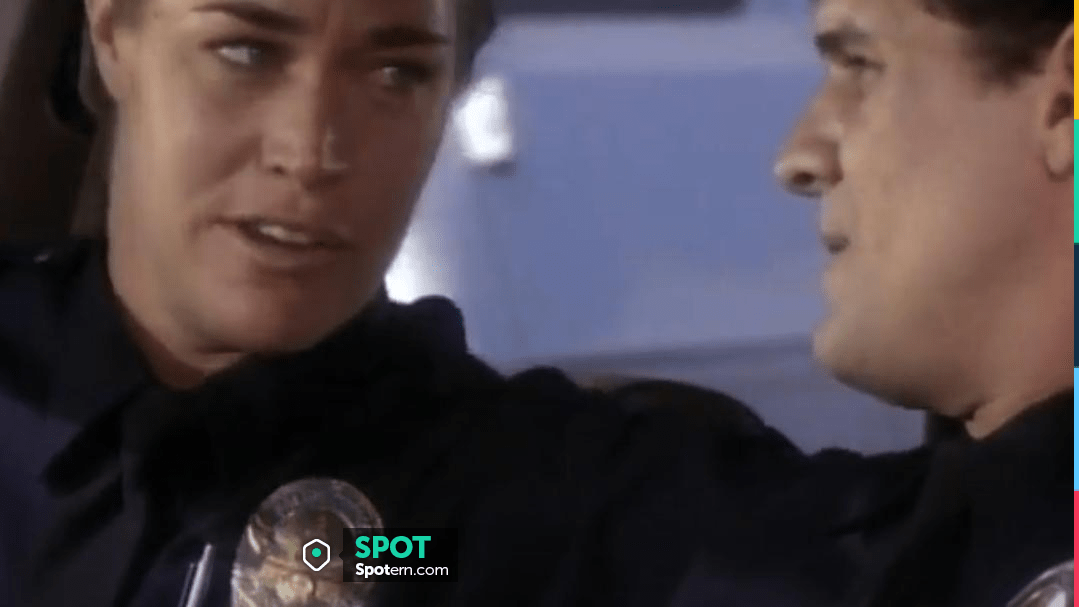 Vestuario de la serie de televisión Cop Rock: Diane Delano lleva la insignia de la policía para ...