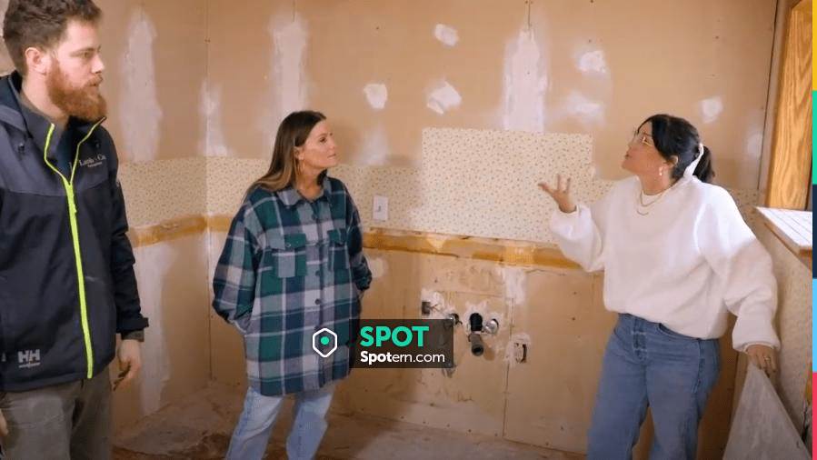 Smidow Flannel Shirt worn by Leslie Davis as seen in Unsellable Houses ...