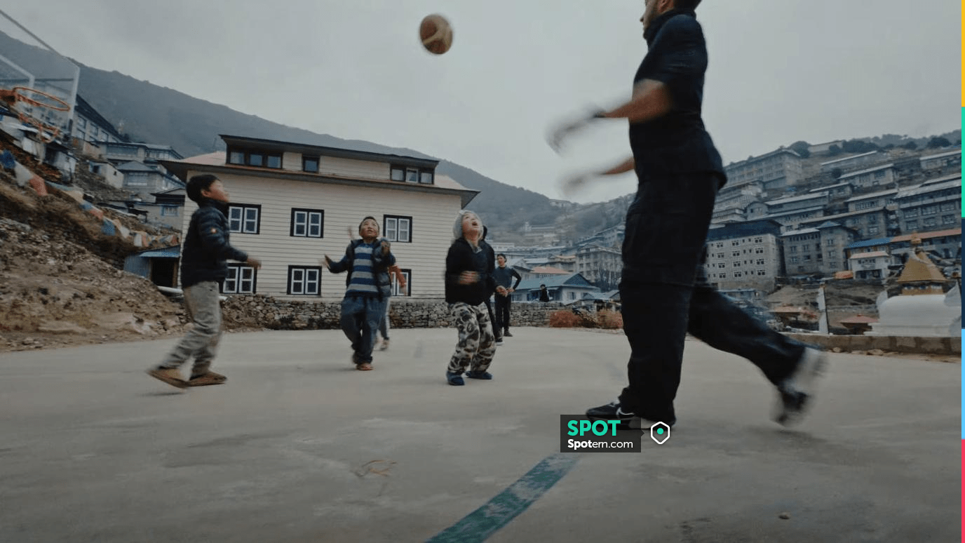 Inoxtag lleva zapatillas Nike mientras juega al fútbol con los niños en ...