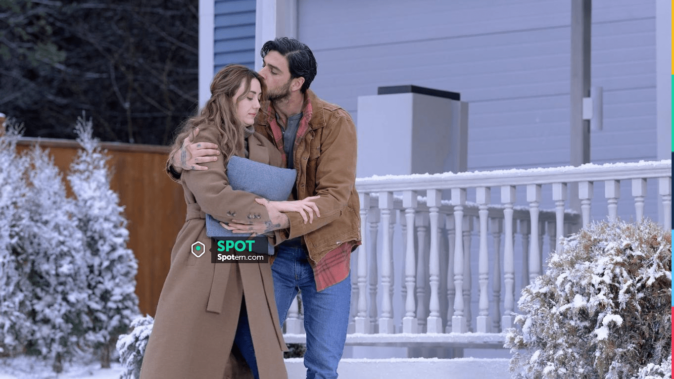 Vestuario servil: Maggie (Madeline Zima) lleva un abrigo largo de lana ...