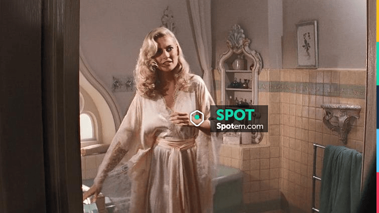 Camisón de seda y encaje rosa usado por Elsa (Alison Doody) como se ve ...