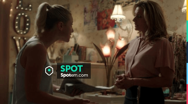 Betty Co­oper (Lily Rein­hart) Blue Top in Ri­ver­dale S01E03 | Spotern