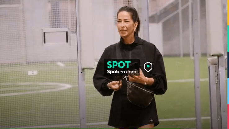 Chaqueta recortada de Playmaker Alo Yoga usada por Rebecca Minkoff como ...