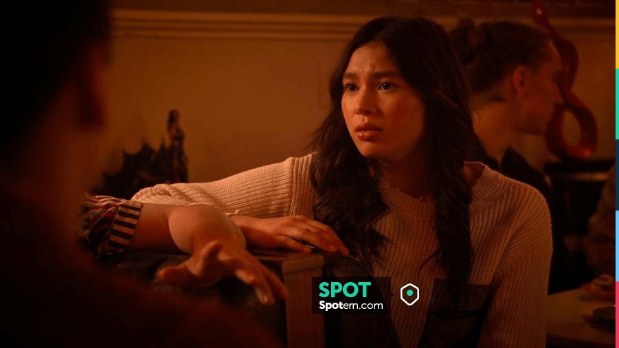 Suéter recortado desgastado de Forever 21 usado por Devon Lee (Oona O'Brien) como se ve en Cobra ...