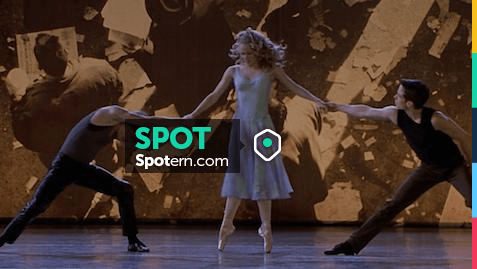 Vestuario del centro del escenario: Amanda Schull usa un leotardo azul ...