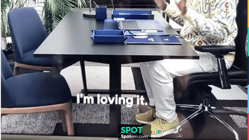 Emily in Paris looks: Julien (Samuel Arnold) usa zapatillas UZS en el ...