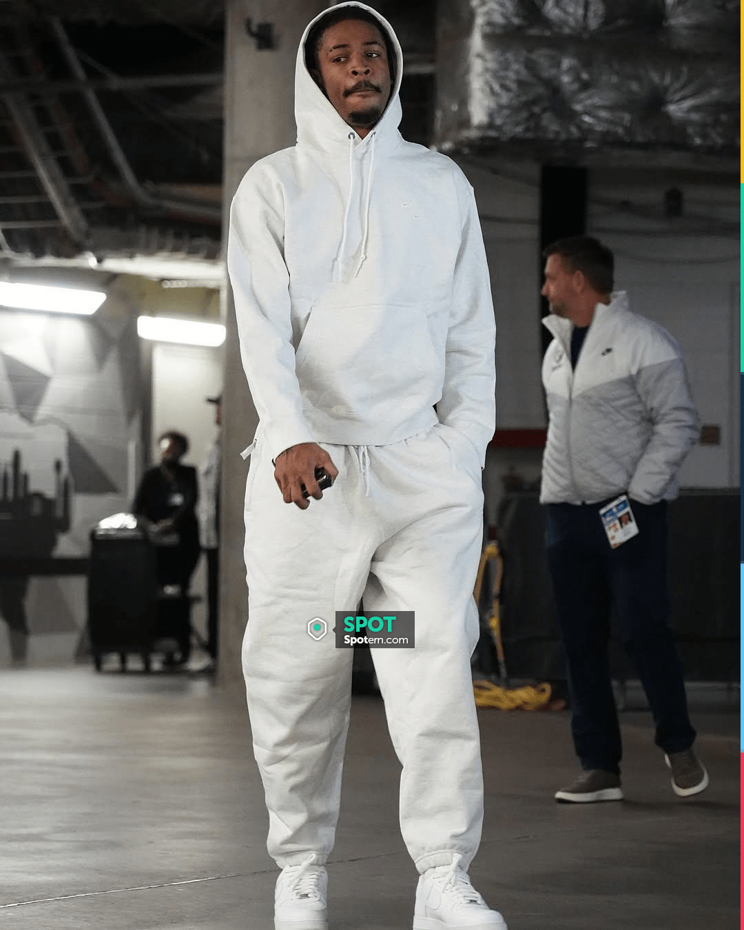 Pantalon de survêtement Nike Birch Grey Heather Solo Swoosh porté par Temetrius Morant sur le ...