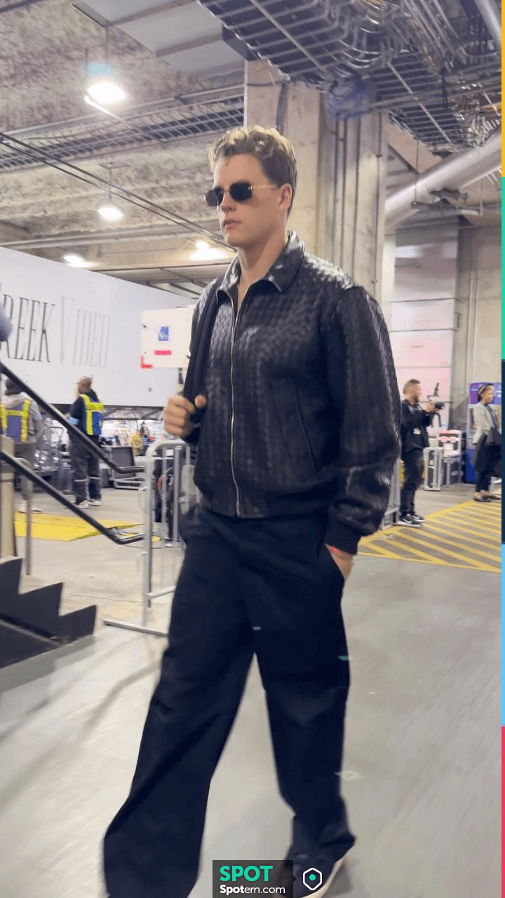 Représente les baskets Black Bully portées par Joe Burrow sur le compte ...