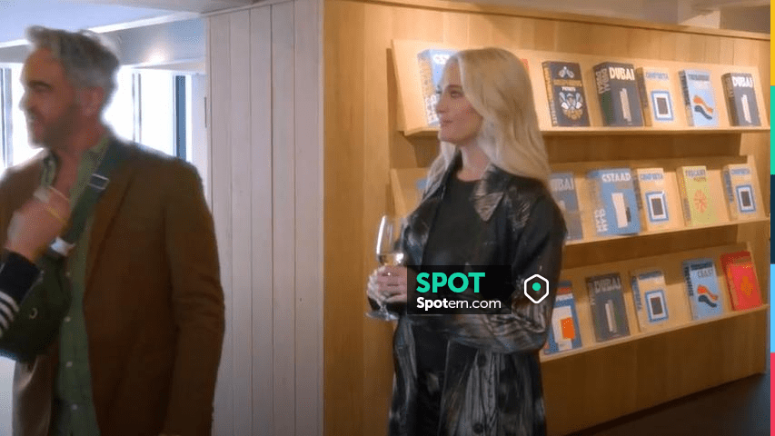 Louisa Ballou Gabardina de nylon cruzado con cinturón usada por Erika ...