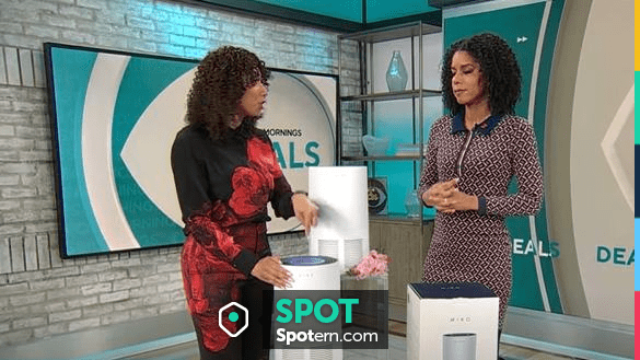 Alice + Olivia Ronnie Pants in Peony Petals Bright Ruby worn by ...