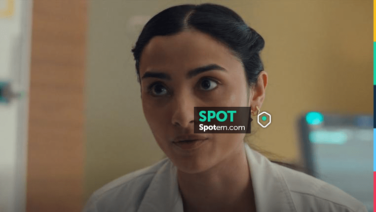 Madewell Hexagon Huggies usados por la Dra. Sonya Maitra (Anya Banerjee) como se ve en Doc ...