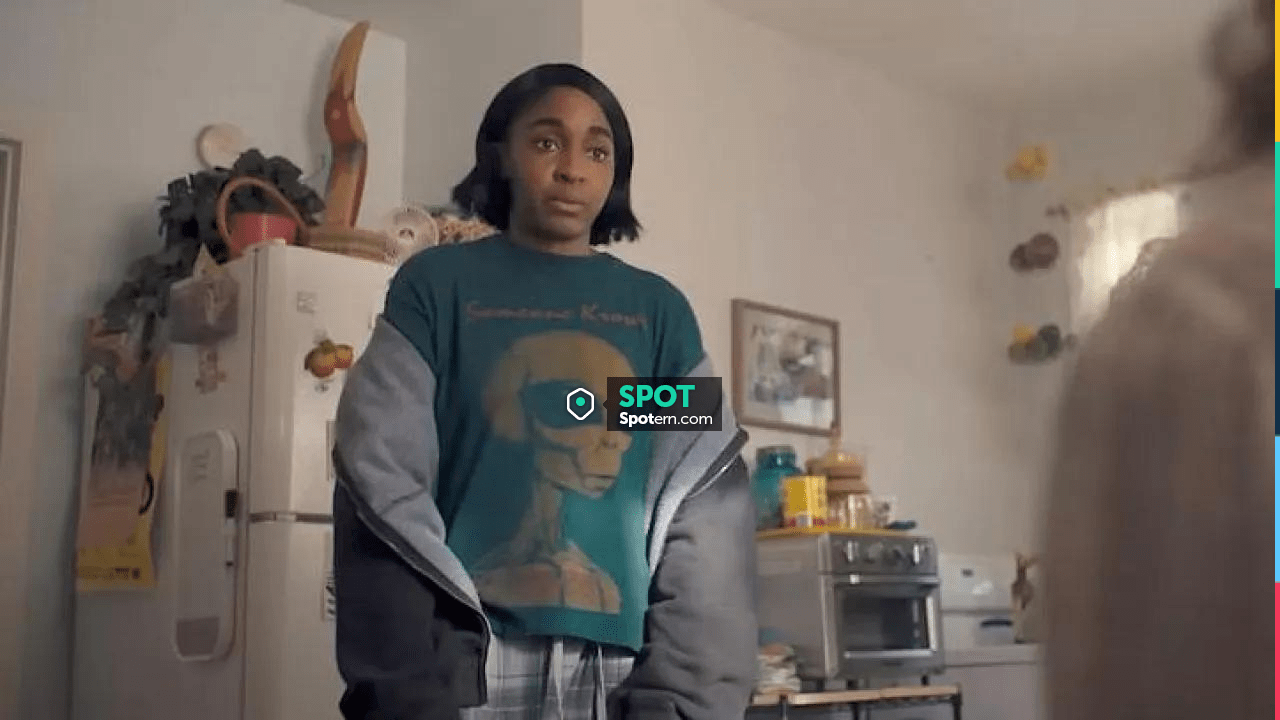 Some­one Knows Alien Tee of Paula (Ayo Edebiri) in Omni Loop | Spotern