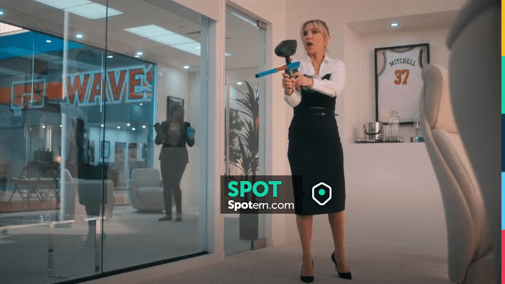 Black Halo Jackie O Pencil Skirt worn by Isla Gordon (Kate Hudson) as ...