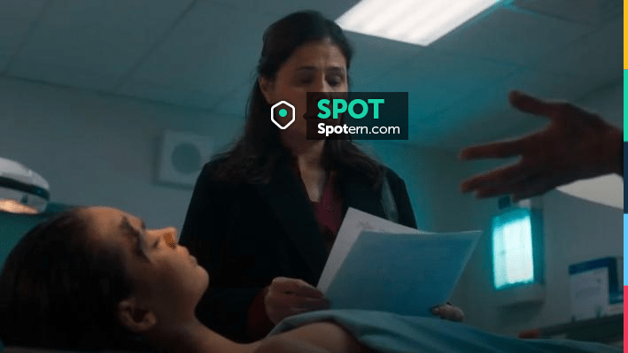 Mejuri Bold Sphere Studs portés par le lieutenant Jessica Brady (Maura Tierney) comme on le voit ...