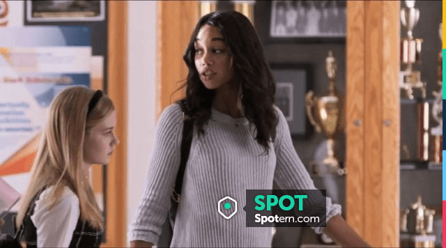 Le pull gris de Liz Allan (Laura Harrier) dans Spider-Man : Homecoming ...