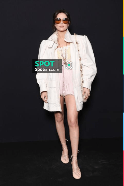 Collier pendentif en perles de coquillage doré Chloe porté par Zoey ...