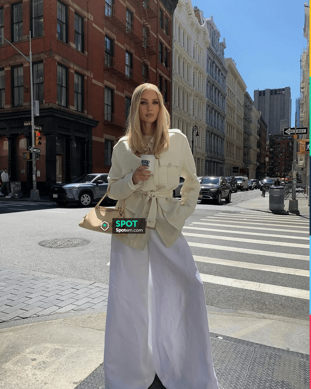 Ralph Lauren Shoulder Bag worn by Leonie Hanne at Ralph Lauren Show post on April 17, 2025 | Spotern