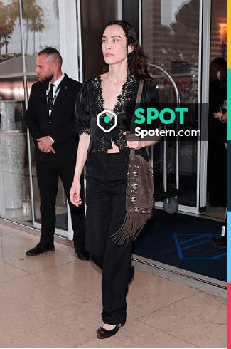 Haut Doen Idella en soie noire porté par Alexa Chung à Cannes le 16 mai ...