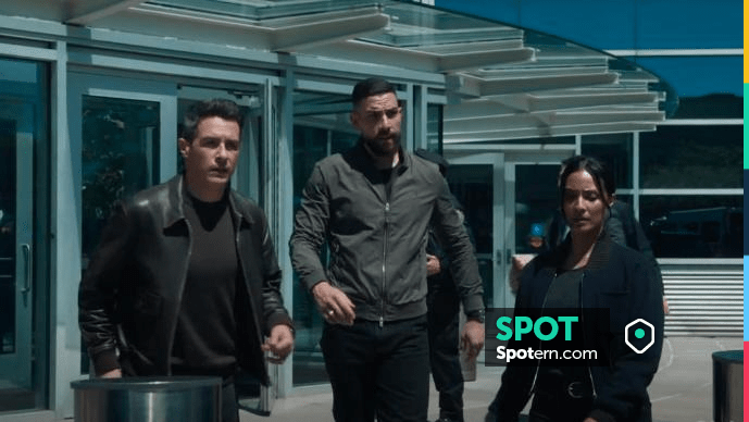 Chaqueta bomber de lana Tory Burch usada por Dani Rhodes (Emily Alabi ...