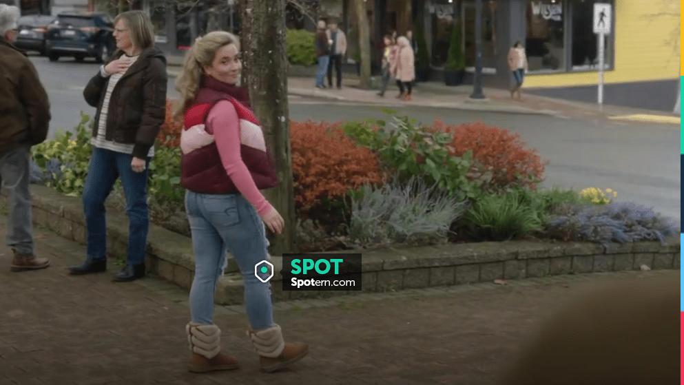 AE Next Level Low-Rise Skinny Jean worn by Judy Cooper (Jenna Lamia) as ...