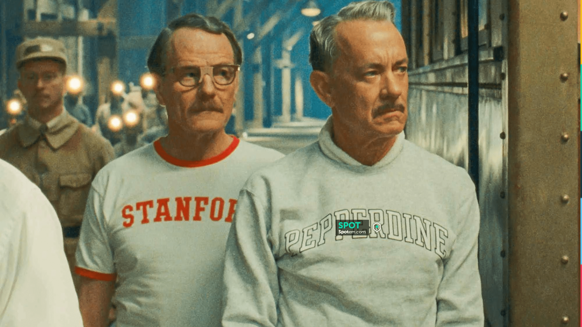 Sweat-shirt Pepperdine de Leland (Tom Hanks) dans The Phoenician Scheme ...