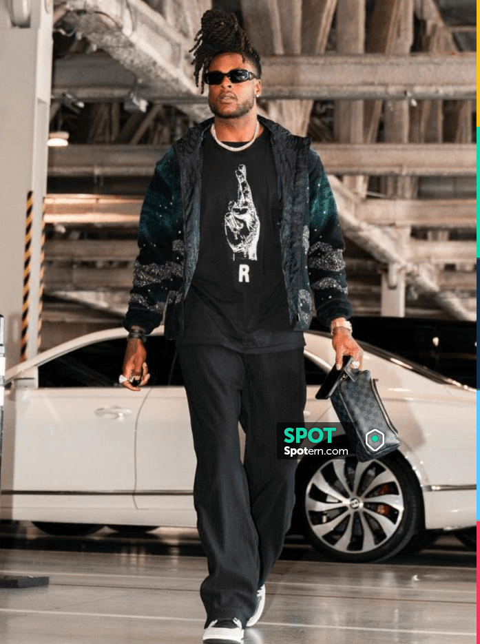 Trousse de toilette Louis Vuitton Graphite Damier portée par Davante ...