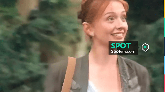 Cette veste militaire embellie portée par Cecelia Knowles (Poppy ...