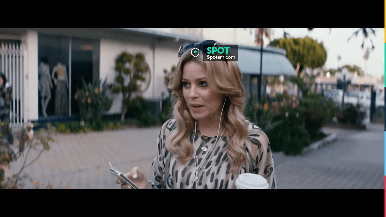 Sunglasses worn by Hope Goldman (Elizabeth Banks) in Skincare | Spotern