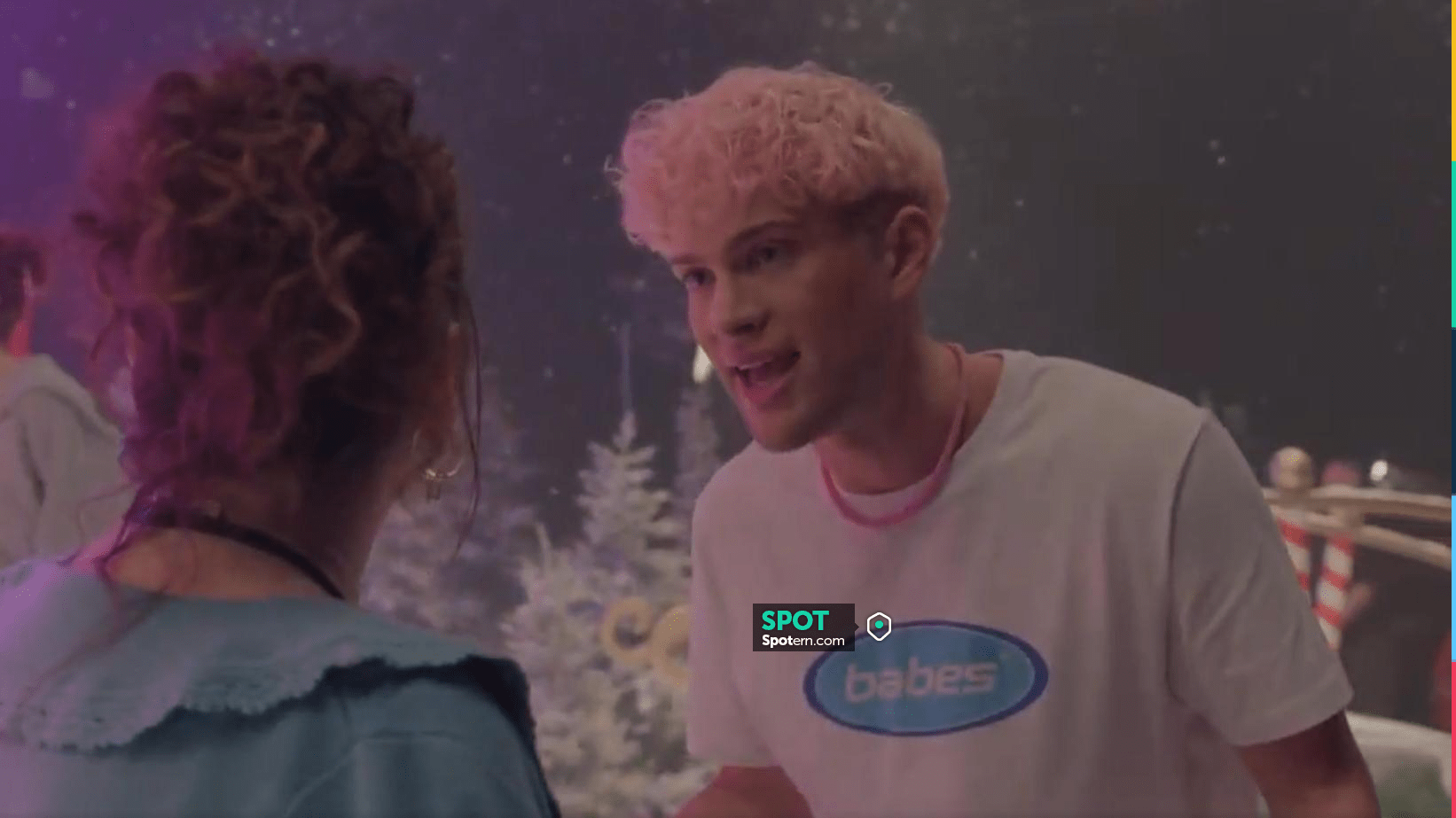 Camiseta con logo blanco/azul de Babes usada por Boss Gibbons (Leo ...