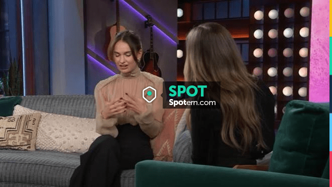 Nina Ricci Haut à col montant à manches bouffantes porté par Lily James ...