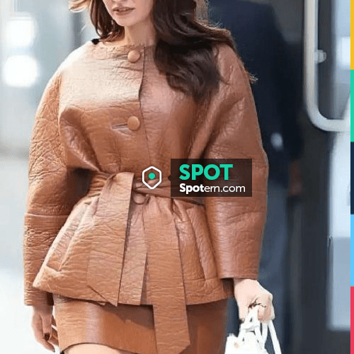 Blazer de cuero marrón usado por Lily James en Good Morning America ...