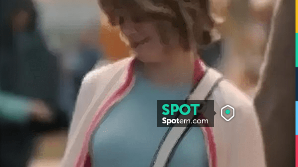 All Her Fault 2025 Sophia Lillis Veste rose et blanche portée par ...