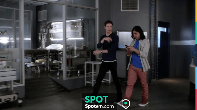 Sneakers beige and white of Reverb / Cisco Ramon (Carlos Valdes) in The ...